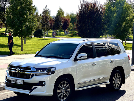 Toyota land cruiser 200 srochniy sotiladi