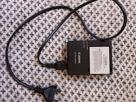 Продам зарядное устройство и аккумулятор Canon LC-E8E