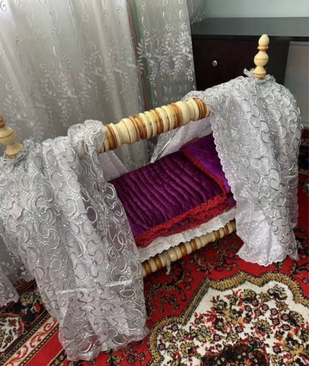 Yangi beshik sotiladi