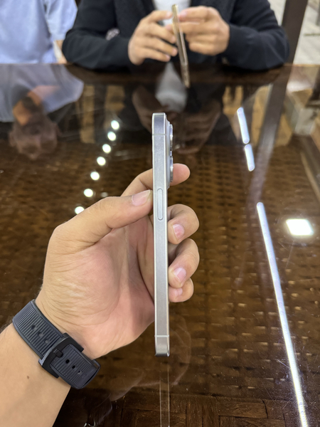 iphone 15 pro 128tali sotiladi xolati yahwi karopka dokum yomkosti 90%