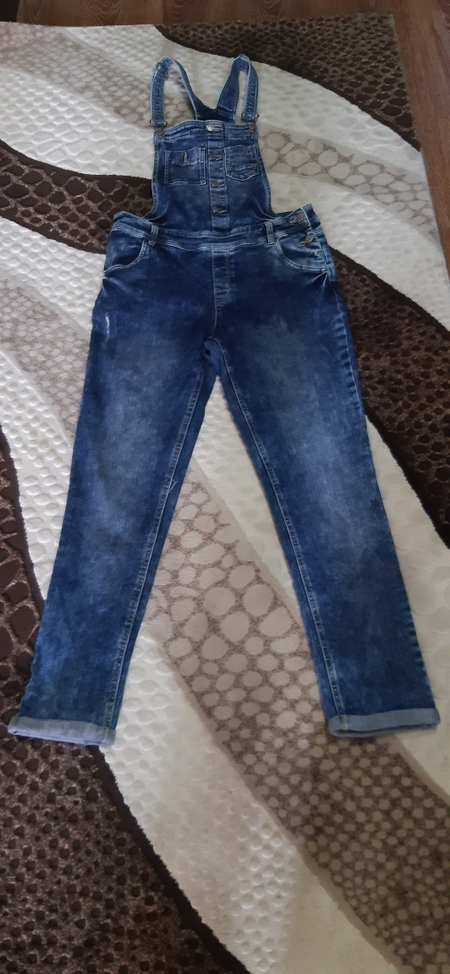 Продам  женские  джинсы. Комбинезон.