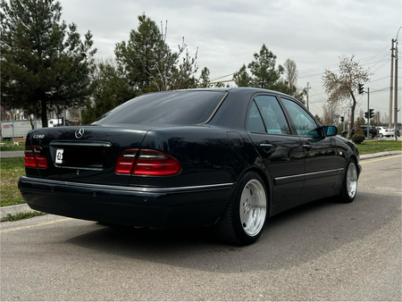 Mercedes bens w210 E240 sotiladi