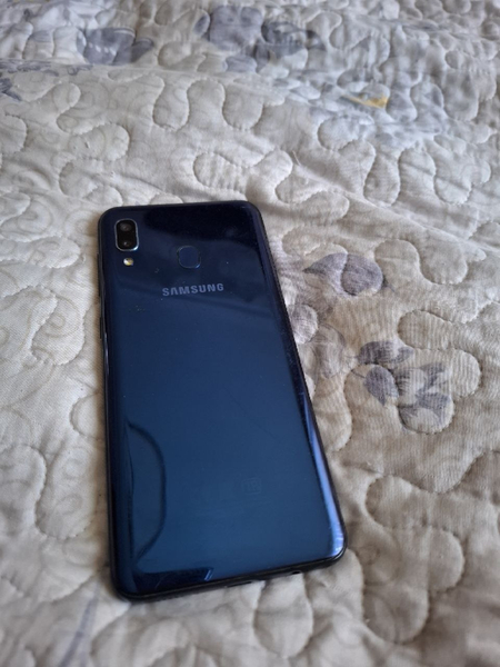 Samsung a20. 32gb + флешка на 32gb в подарок. Состояние: нормальное