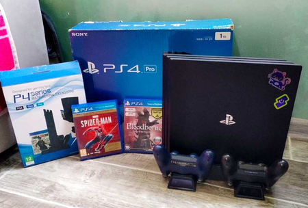 PlayStation 4 pro  - 1tb / 2 джойстика / 2 диска / подставка
