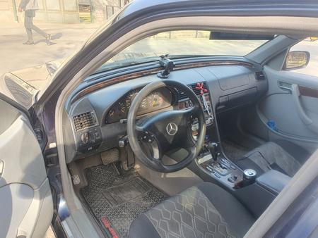 Mercedes-Benz C-220