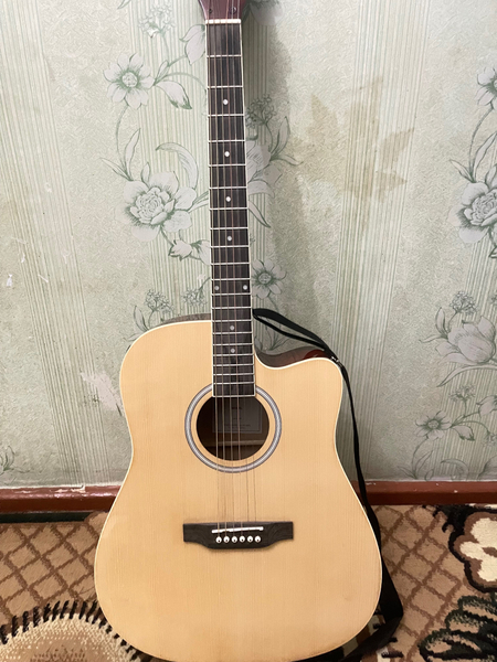 Ajoyib gitara sotiladi