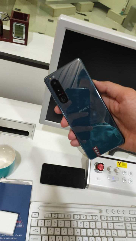 Sony V III 8/128