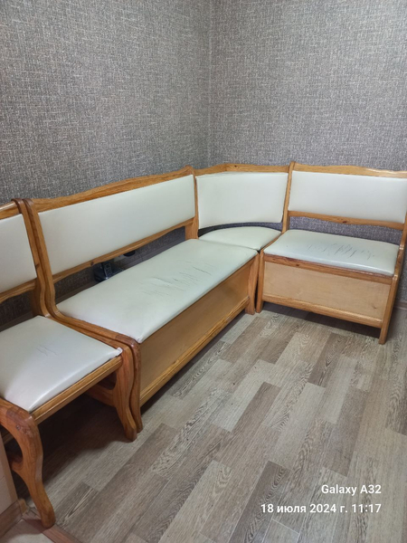 Кухонный уголок + стол и два стула