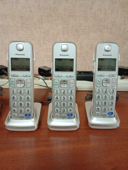 Продам радиотелефон PANASONIC четыре трубки на один телефонный номер.