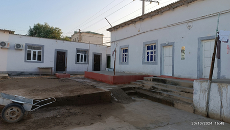 Sayrob oshxonani yonida Xovli uy Sotiladi