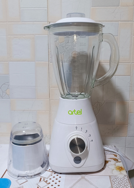 Блендер Artel в отличном состоянии