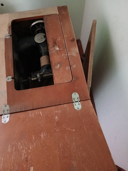 Tikuv mashinasi xolati o'rta ishlashi yaxshi  narxi 700 ming