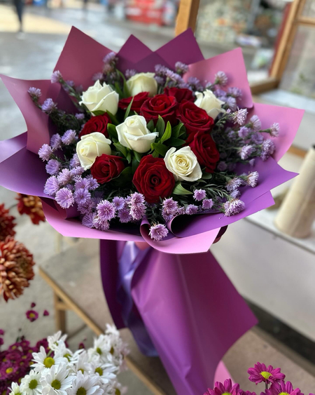Atirgul lola buket gullar kelin qo’liga gullar