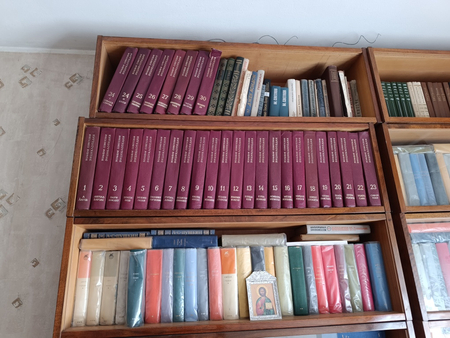 продаем книжную библиотеку.