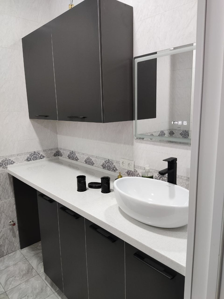 Novostroyka sotiladi 3 cona 103 kvadrat