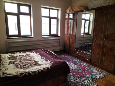 Srochna hovli sotiladi