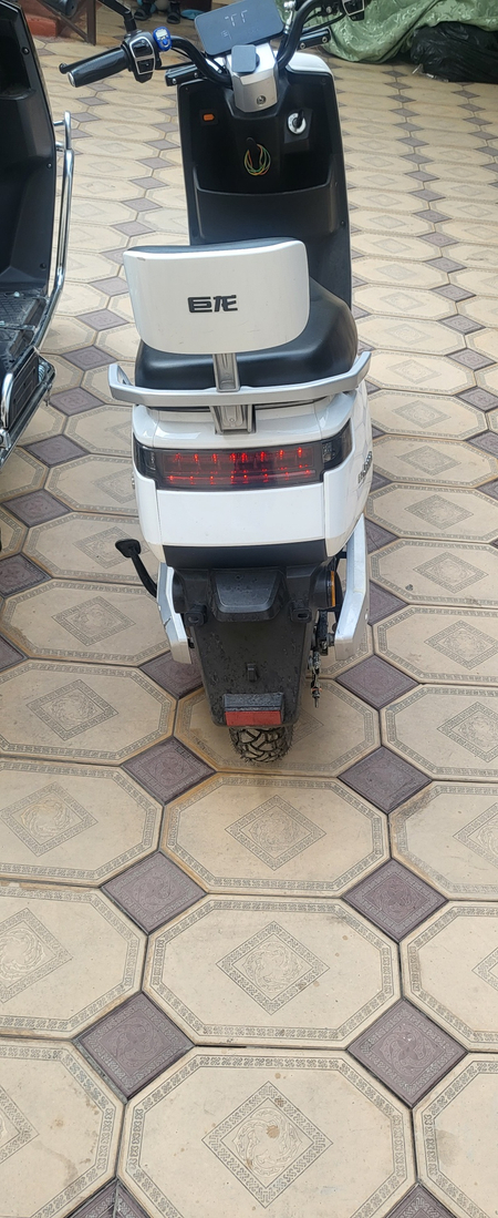 Skuter sotiladi rangi oq