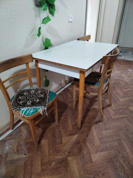 Продается кухонный стол с 4 стульями