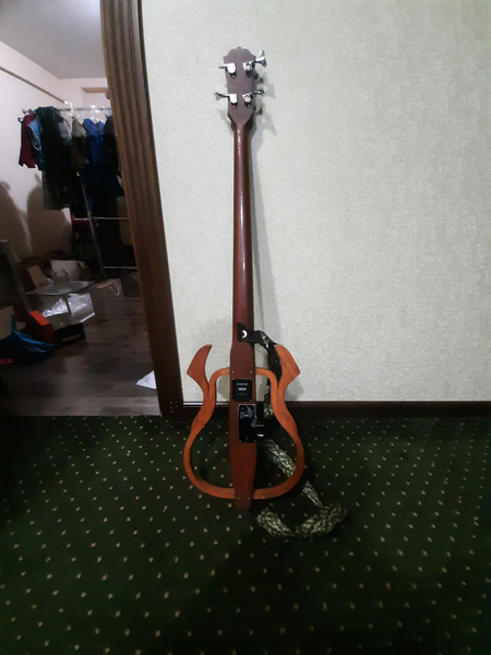 Gitara sotiladi bass
