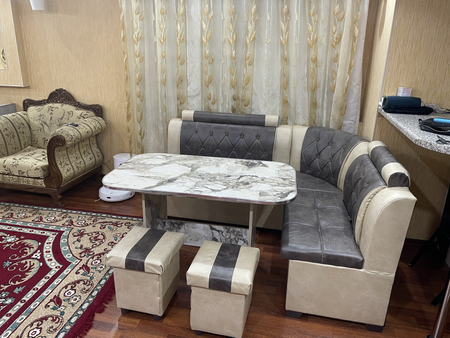 Продам уголок на кухню + стол и 2 пуфика
