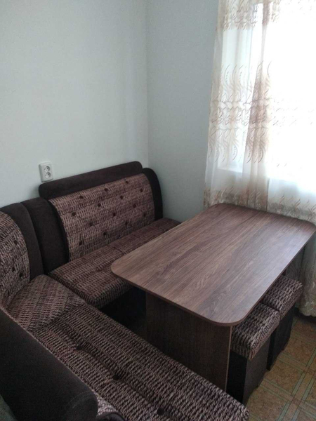 Продаётся б/у кухонный уголок и стол.