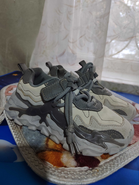 Продам детские кроссовки