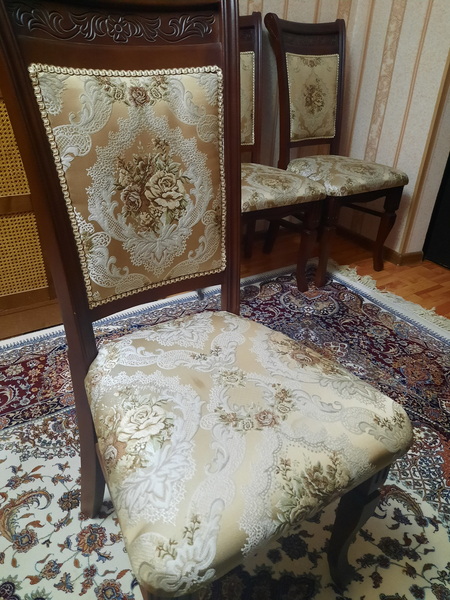 Продаётся стол и стулья