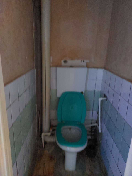 Ikki xonali kvartira sotiladi! Hisor stadioni ro`parasida joylashgan.