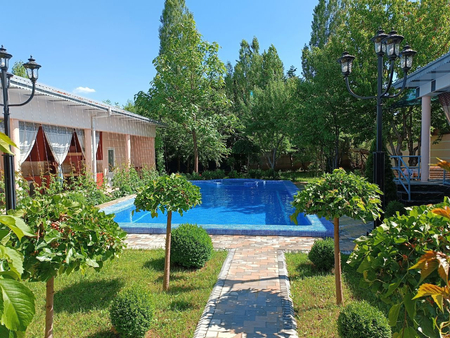 Arenda Dacha Xumsonda Oila va Ulfatlar uchun ichkiliksiz bez makler.