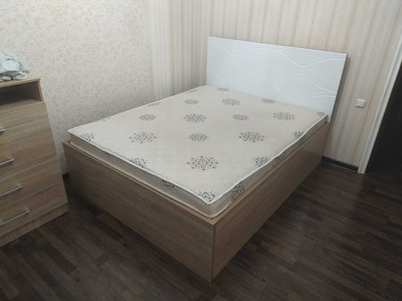 Двуспальную кровать с матрасом, качественный