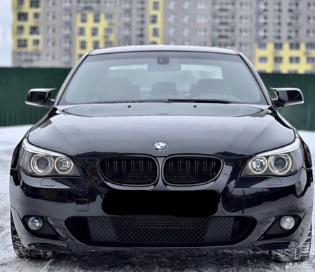 BMW Решетка радиатора БМВ E60 
Наклейки на стойки дверей на БМВ E60