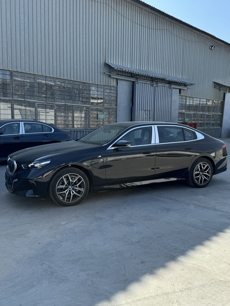 BMW i5 35L (+доп опции) AVTOKREDIT!