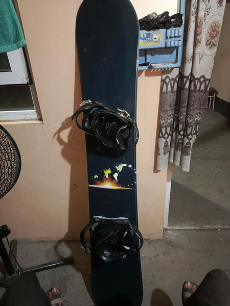 Snoubord holati yaxshi oyoq kiyimi soʻmkasi bor