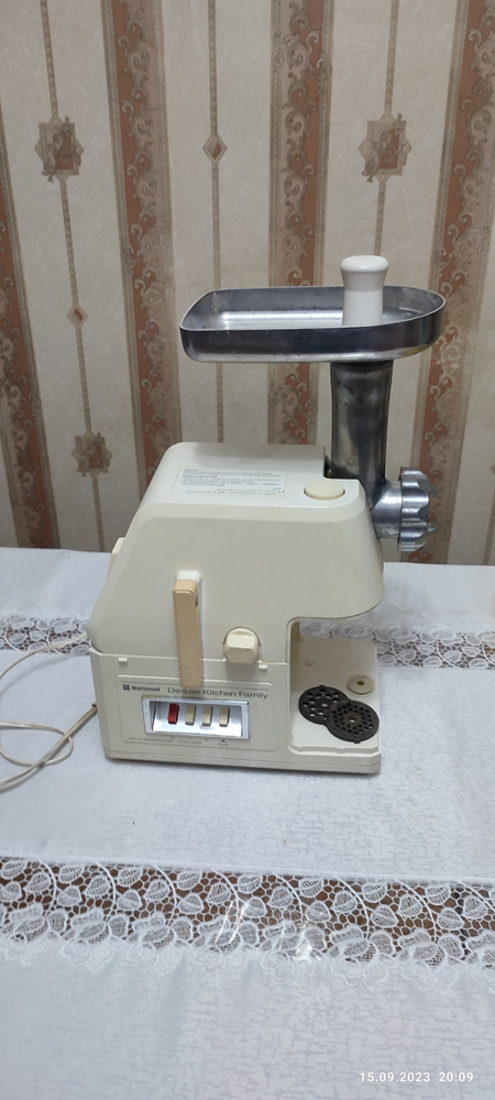 Продам две электрические мясорубки. В хорошем состоянии, рабочие.