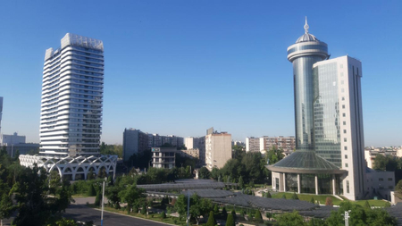 Кўп қаватли уйда квартиралар сотилади.