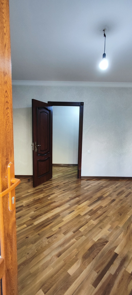 Продам дорого 4х комнатную банковскую квартиру на 2м этаже.