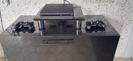 Прдаеться PS4 срочно