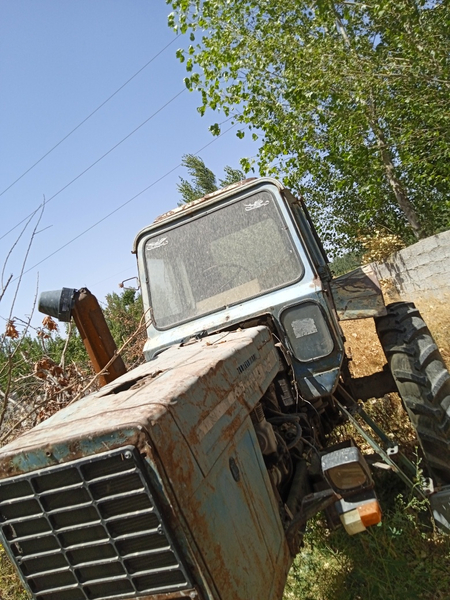 Belarus traktor sotiladi