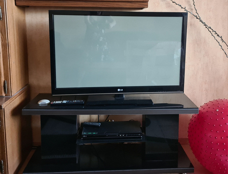 Продаётся плазма LG с тумбой и дивиди караоке