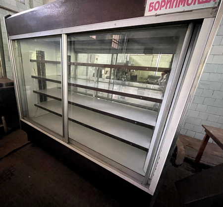 Vitrina xolodilnik tort mahsulotlari uchun, Витрина холодилник