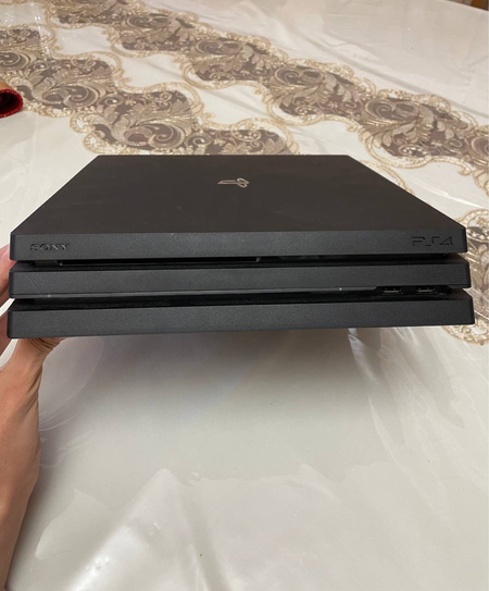 Срочно Продаёться Play Station 4 Pro 4К, 2 новых джостика, идеал