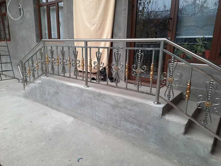 Nerjaveykadan yasalgan panjaralar, to'siqlar.