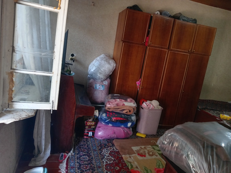 Продаётся, дом у дороги 1 большой комнатой туалет и ванна в доме.