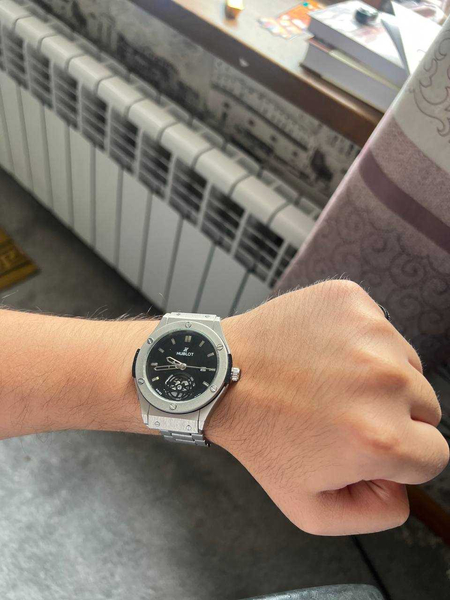 Часы Hublot серебристой расцветки