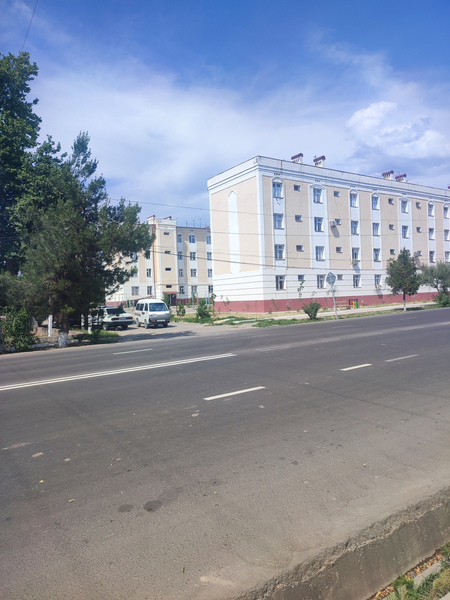 Қорақалпоқ центрида 2 хоналик квартира сотилади. Локация зор жойда