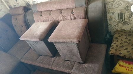 Продам уголок для кухни стол и 2пуфика