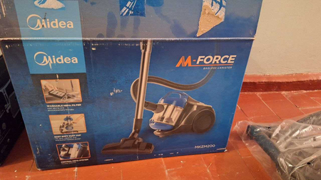 Продается пылесос Midea MKZM 200
