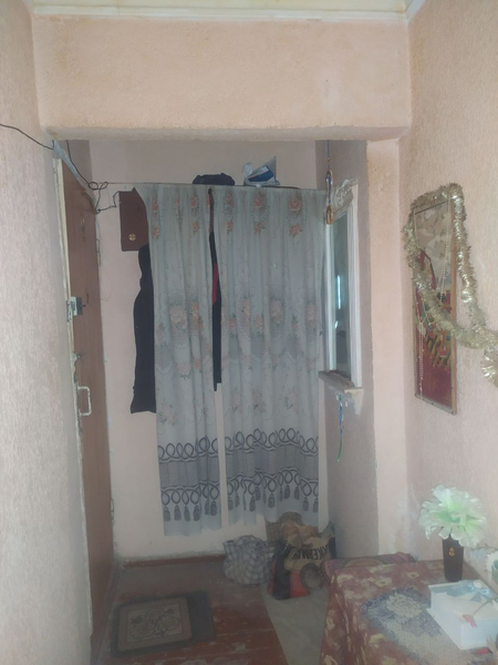 Срочно продаётся 2 х ком квартира.  Город Чирчик 4-тый этаж без ремонт