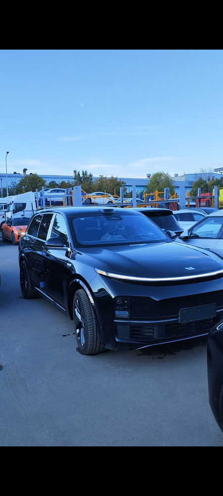 Li 9 ULTRA  qora kuzov, qora salon