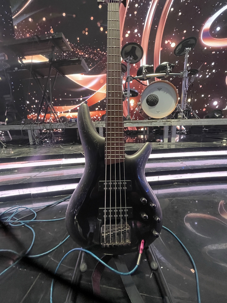 Bass gitara sotiladi